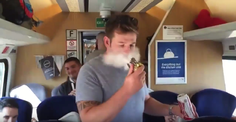 Il se fait facilement piéger par un appareil pour tester son souffle. Il se fait facilement piéger par un appareil pour tester son souffle.
