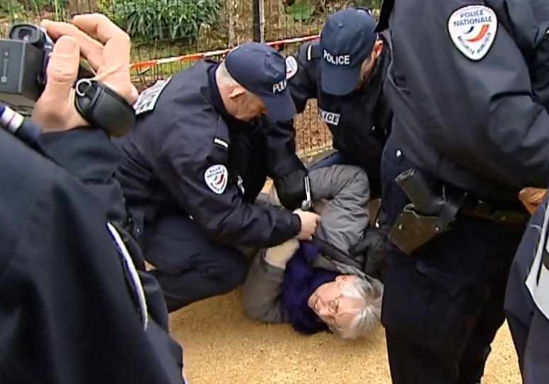 Une arrestation très musclée d'une mamie de 72 ans !!! Bravo la police. Une arrestation très musclée d'une mamie de 72 ans !!! Bravo la police.